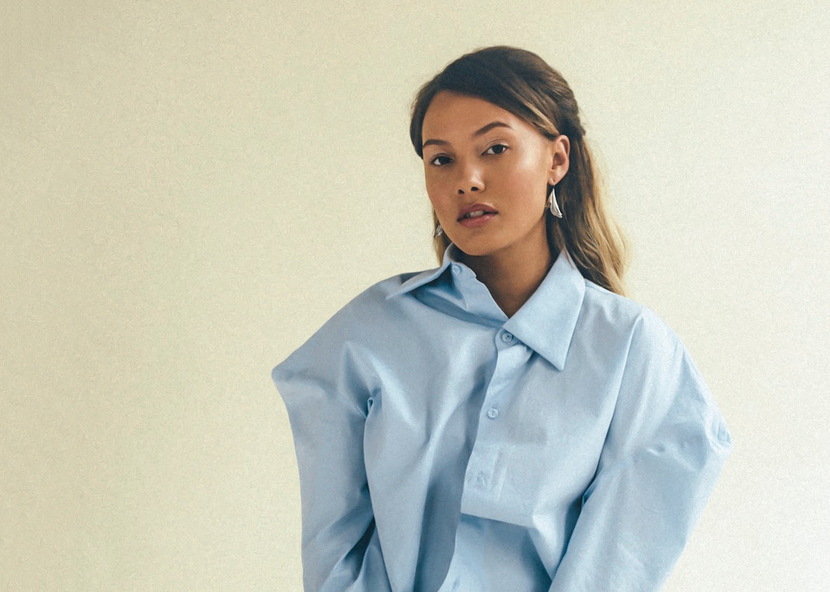 Lauren Faith wears PLAITLY jewelry in an interview with Cortex Creativ